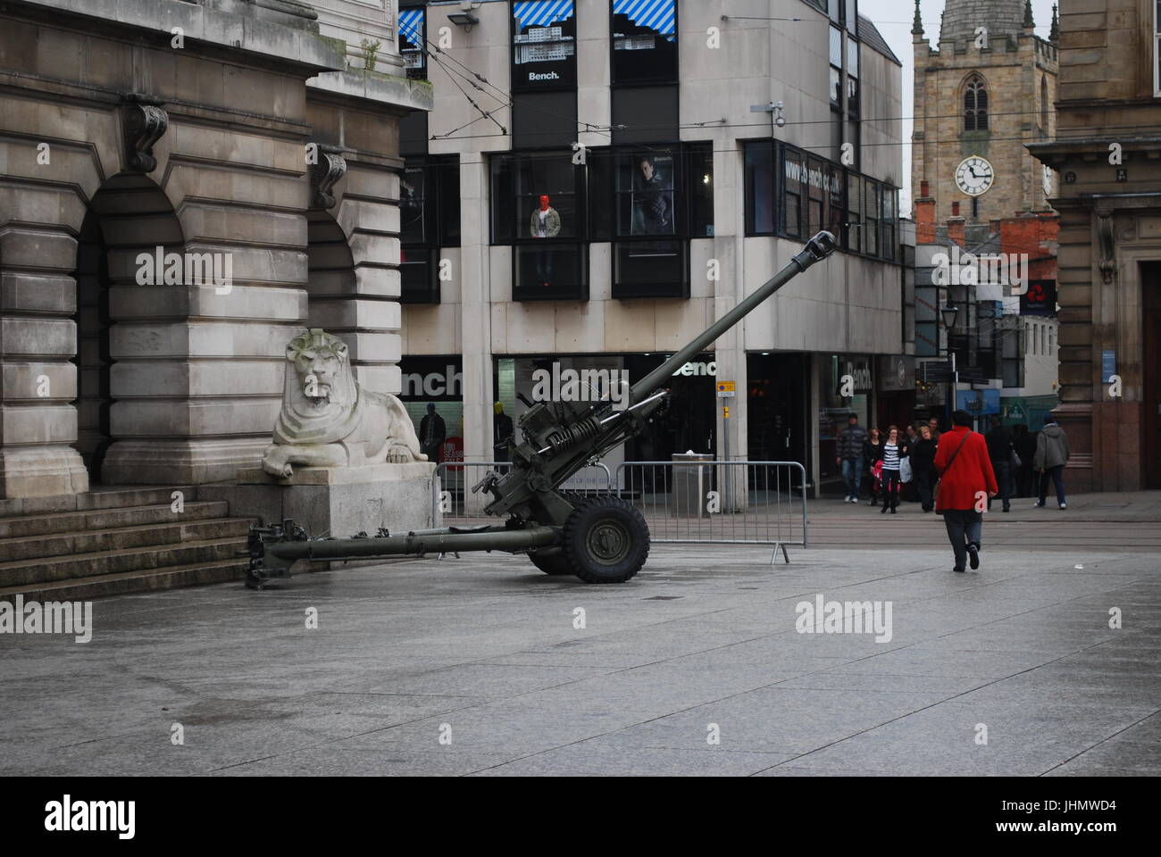 Artillery gun in Old Market Square, Nottingham for Remembrance Sunday ...