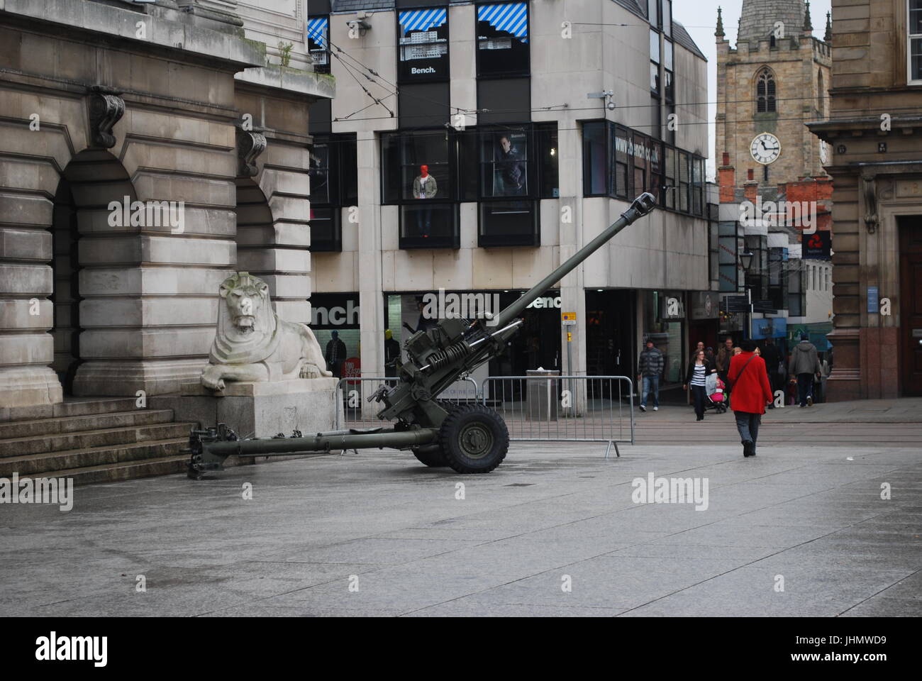 Artillery gun in Old Market Square, Nottingham for Remembrance Sunday ...