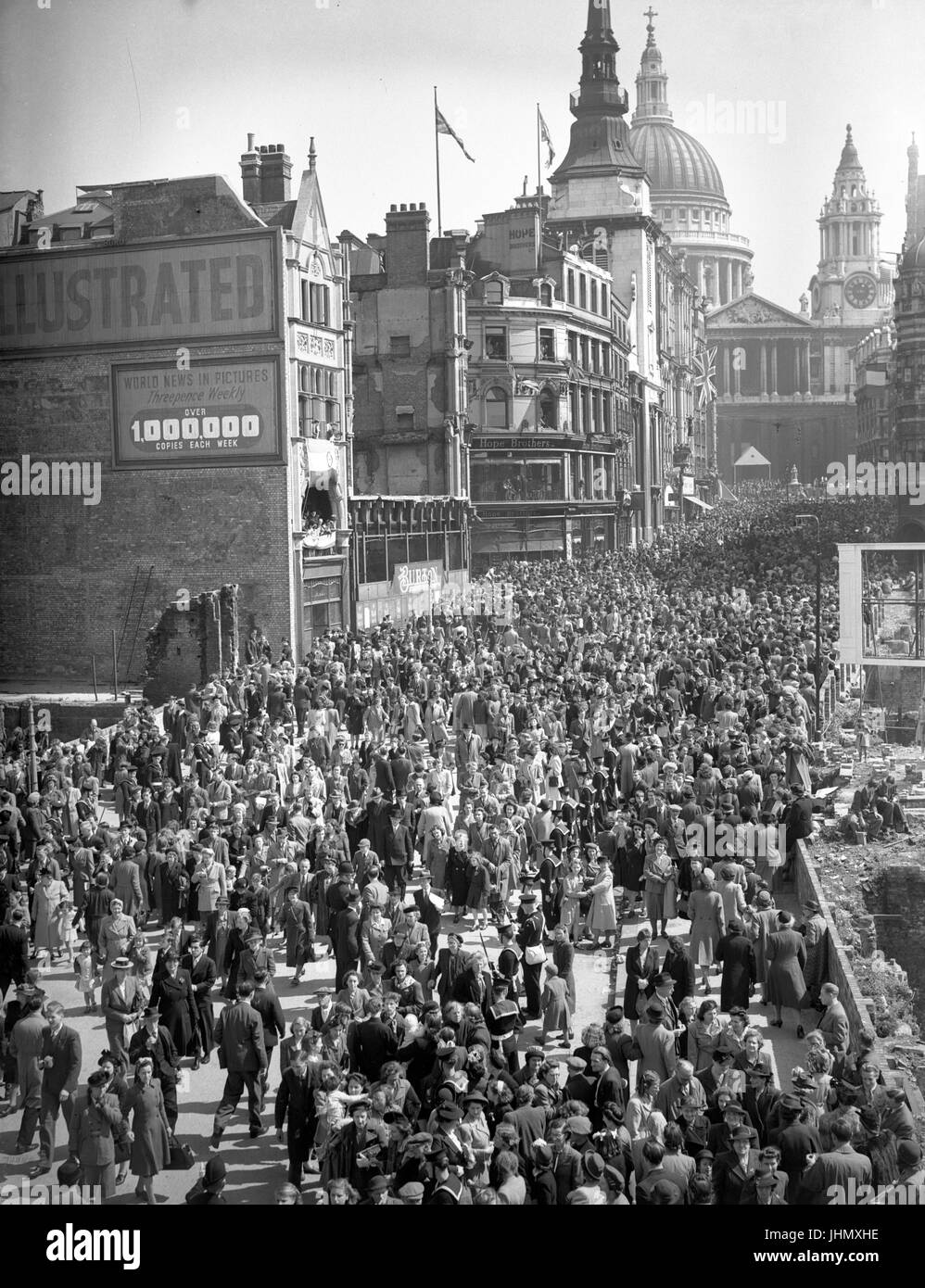 The joyous crowd surges across Ludgate-Hill after they had watched King ...