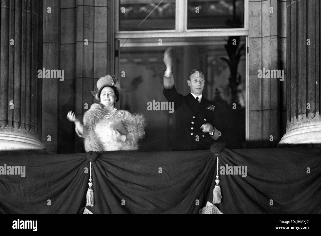 King George VI and Queen Elizabeth acknowledge the crowds on the ...