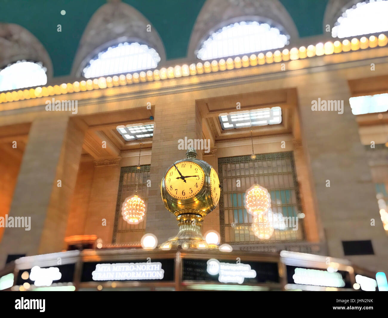 Clock and Information Booth on Grand Central Terminal, NYC, USA Stock ...