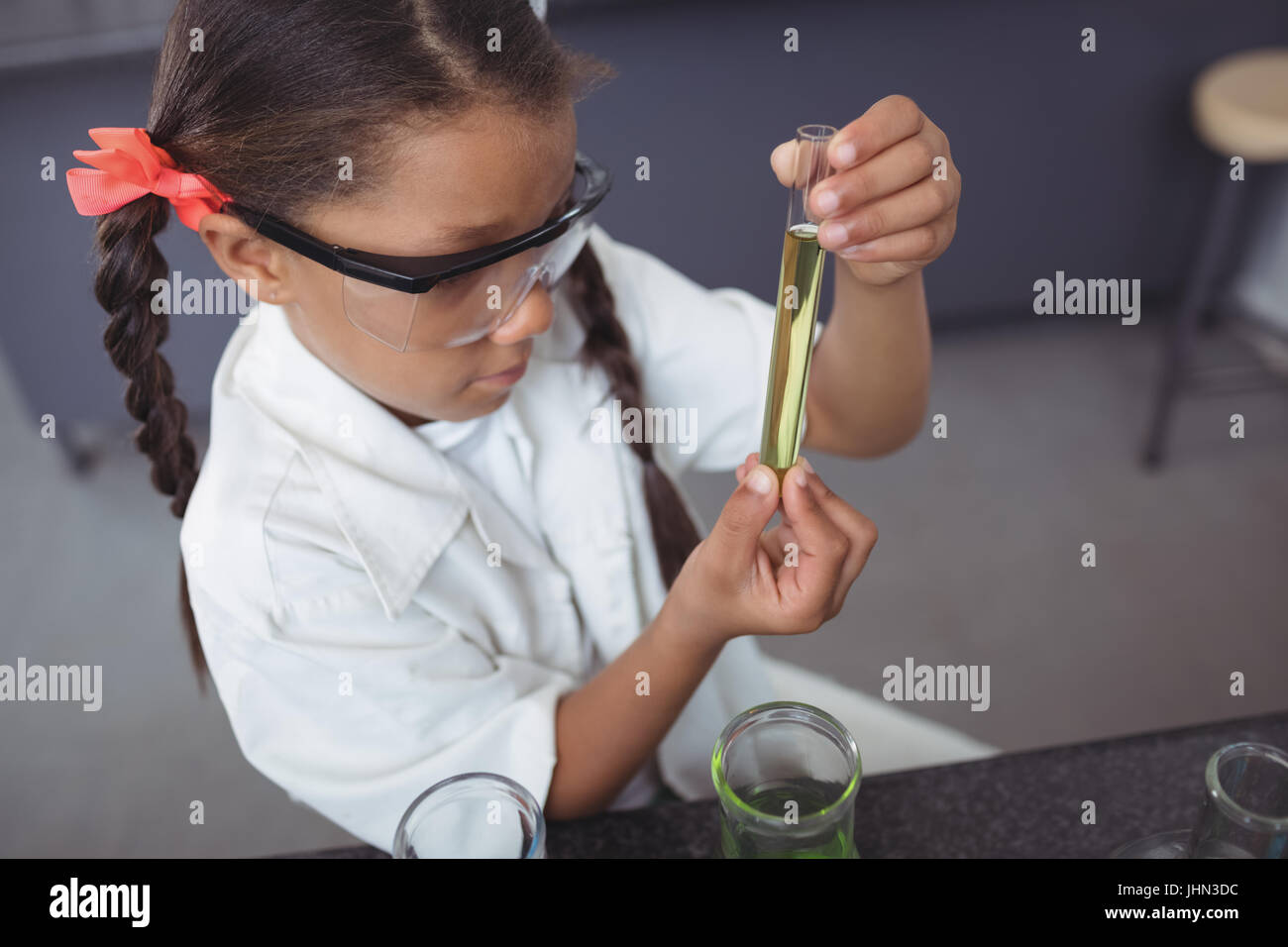 Beaker test tube laboratory yellow hi-res stock photography and images ...