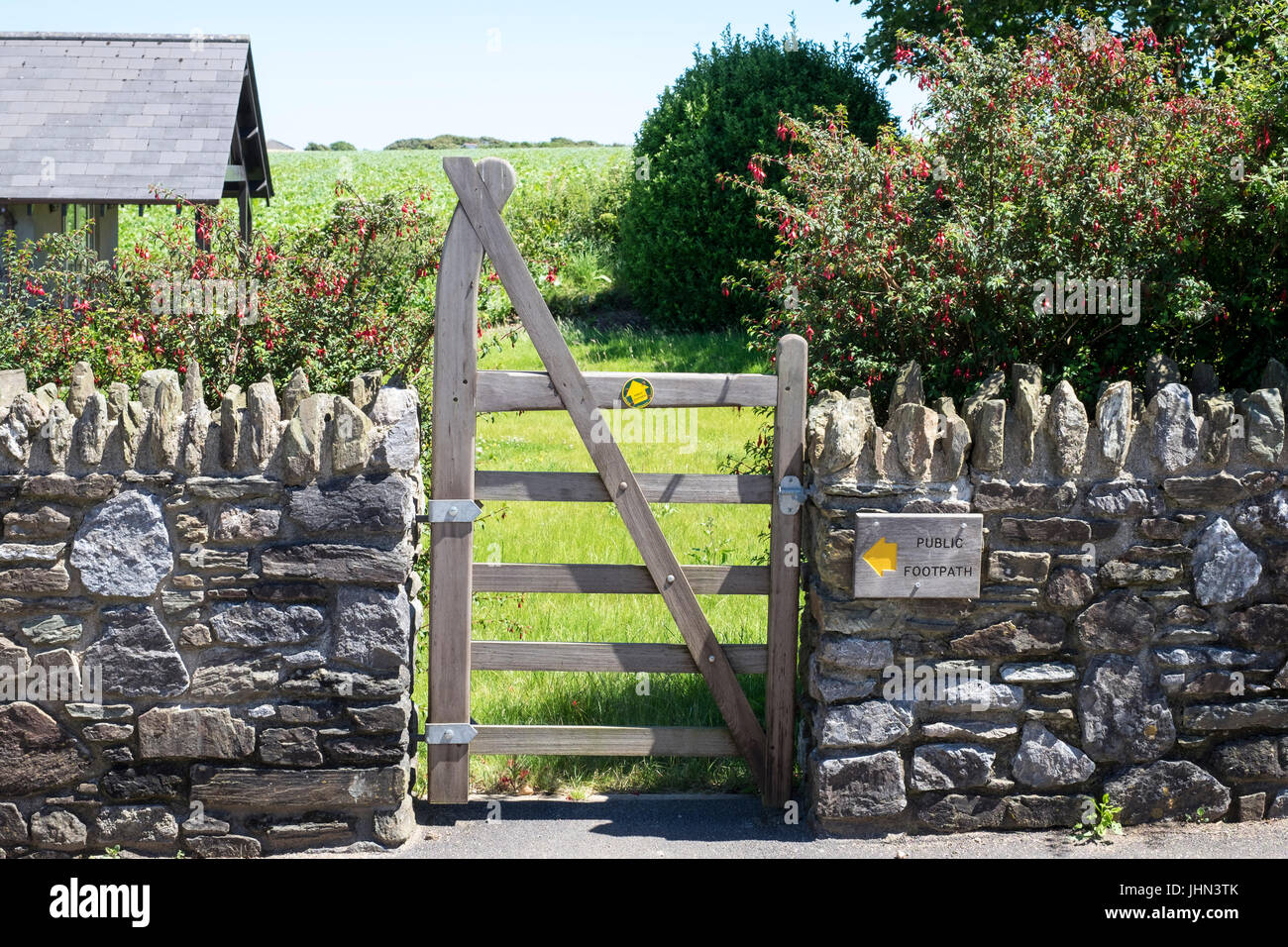 Gate in stone wall with Public Footpath right of way Stock Photo - Alamy