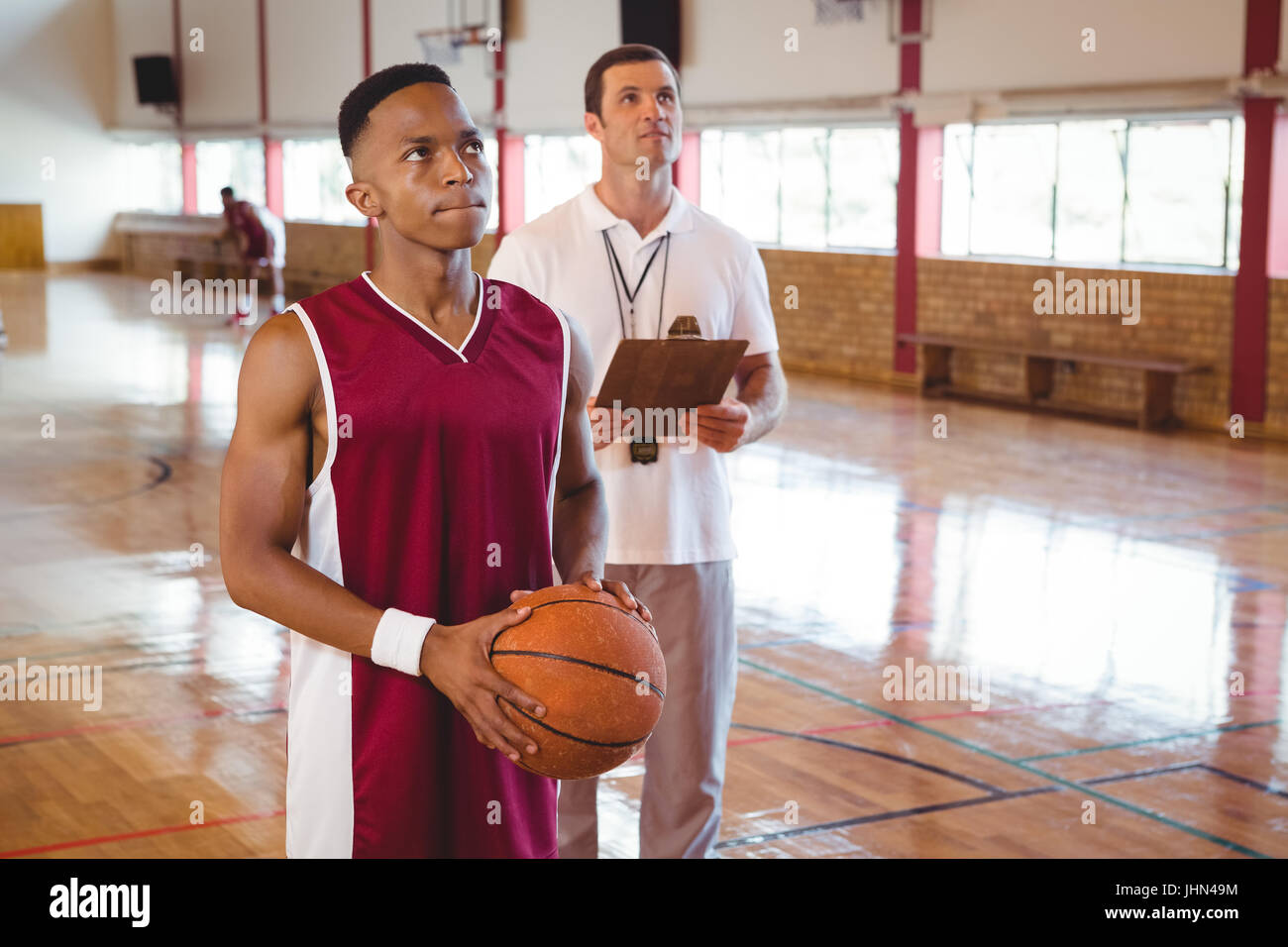 Basketball player and coach hi-res stock photography and images - Alamy
