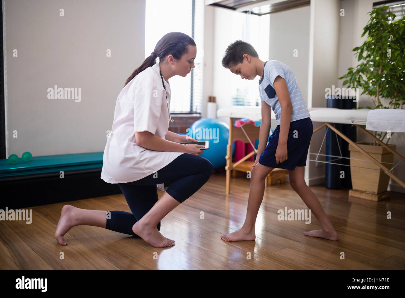 Child kneeling floor hi-res stock photography and images - Alamy