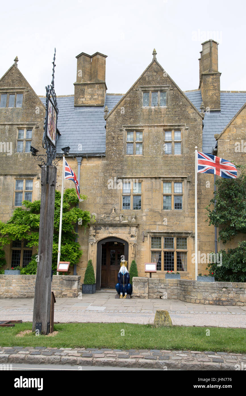 Lygon arms pub hi-res stock photography and images - Alamy