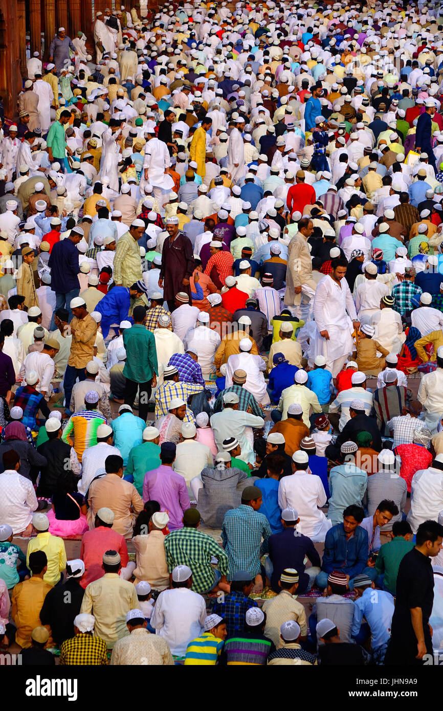 Muslim crowd hi-res stock photography and images - Alamy