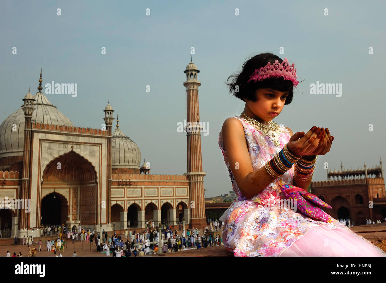 A little girl child praying in front of jama masjid Stock Photo - Alamy