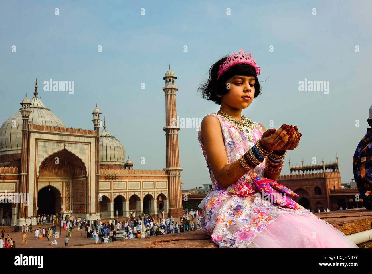 A little girl child praying in front of jama masjid Stock Photo - Alamy