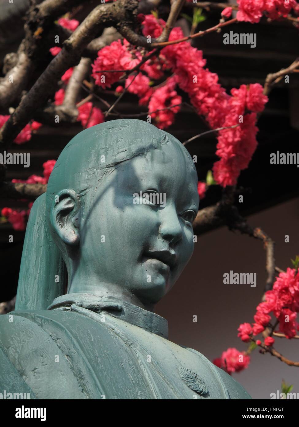 Kiss Living Statue Japanese Girl