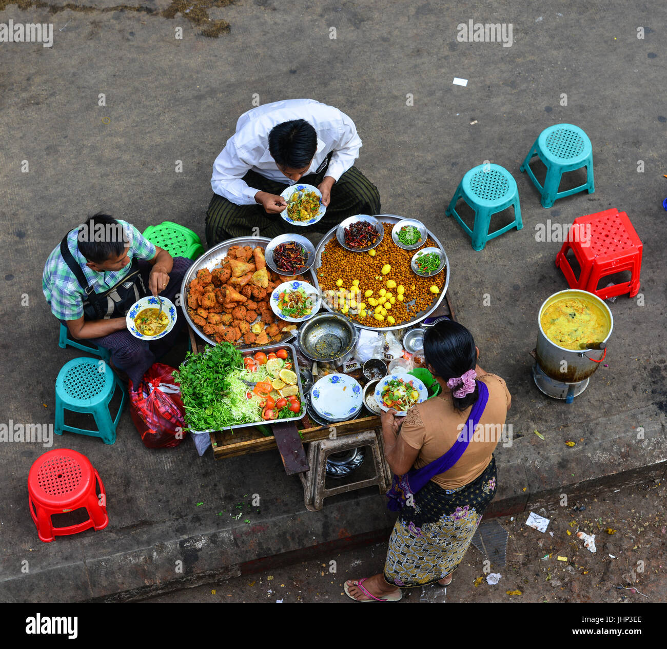 Myanmar burma rangoon people eating hi-res stock photography and images ...