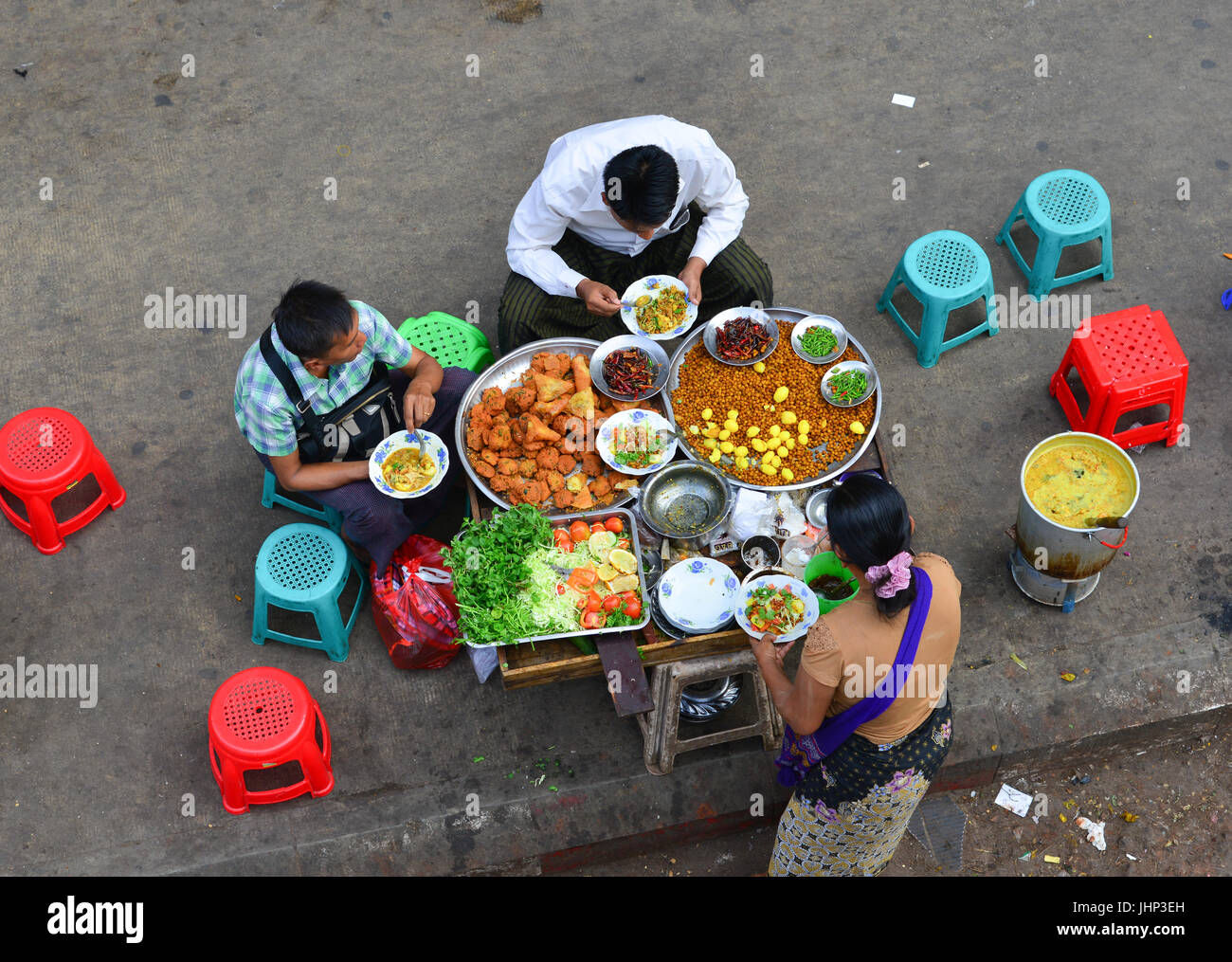 Myanmar burma rangoon people eating hi-res stock photography and images ...
