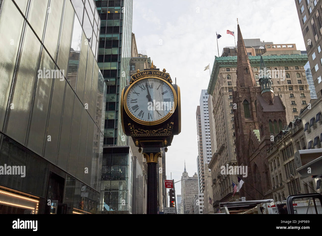 Fifth avenue clock hi-res stock photography and images - Alamy
