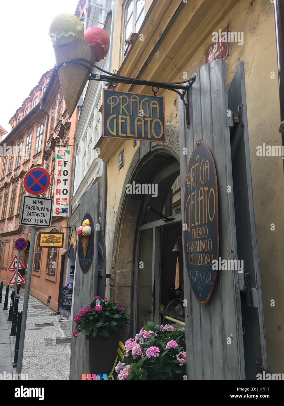Ice cream sign flavours hi-res stock photography and images - Alamy