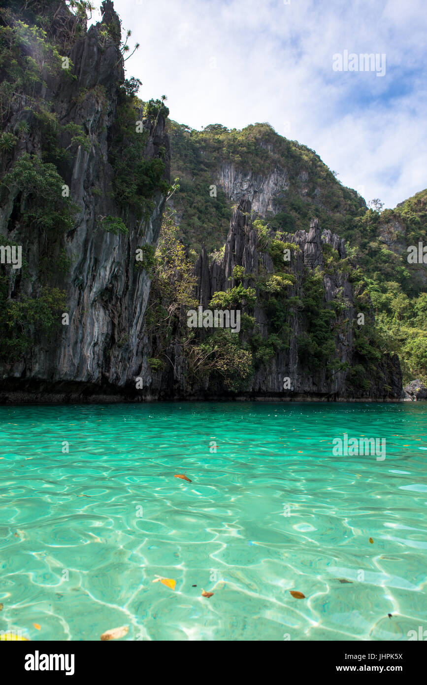 EL NIDO, PALAWAN, PHILIPPINES - JANUARY 17, 2017: Green water and rocks ...