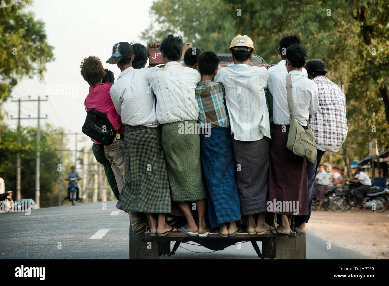 Overcrowded buses hi-res stock photography and images - Alamy
