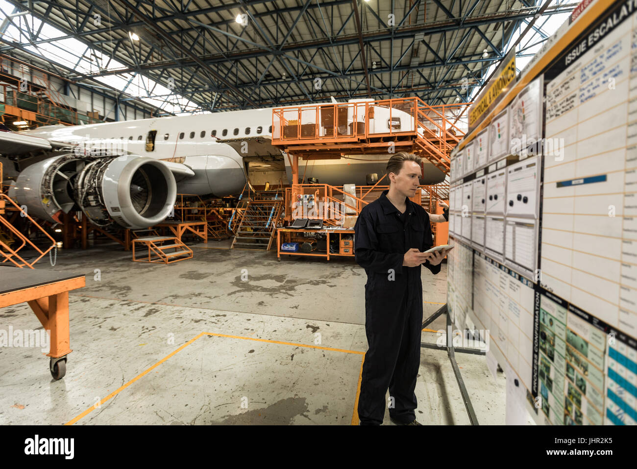 Aircraft maintenance engineer hi-res stock photography and images - Alamy