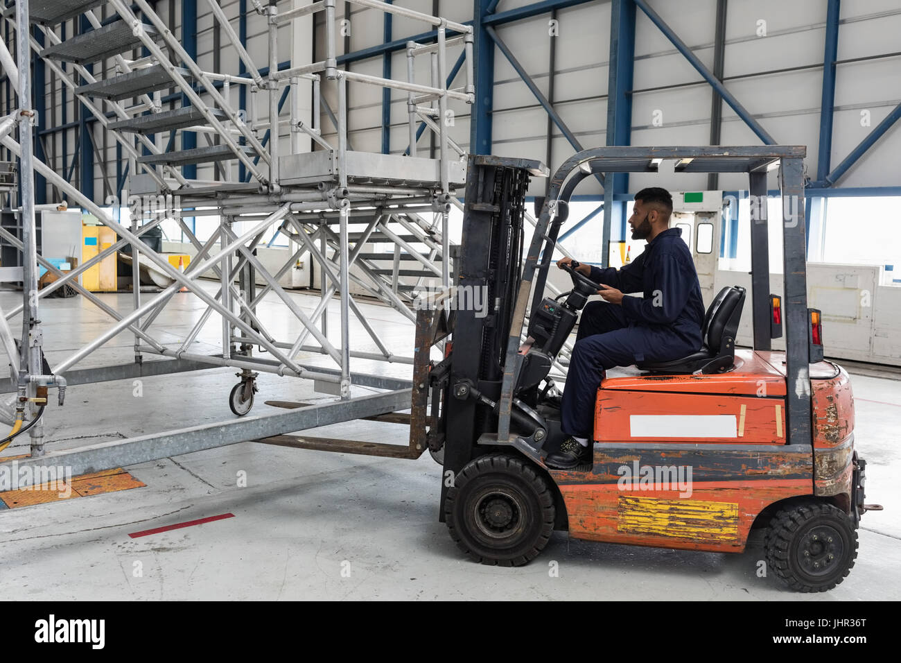 Aviation maintenance truck hi-res stock photography and images - Alamy