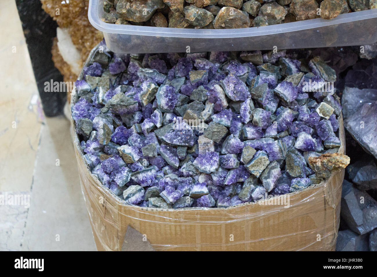 Amethyst rock hi-res stock photography and images - Alamy