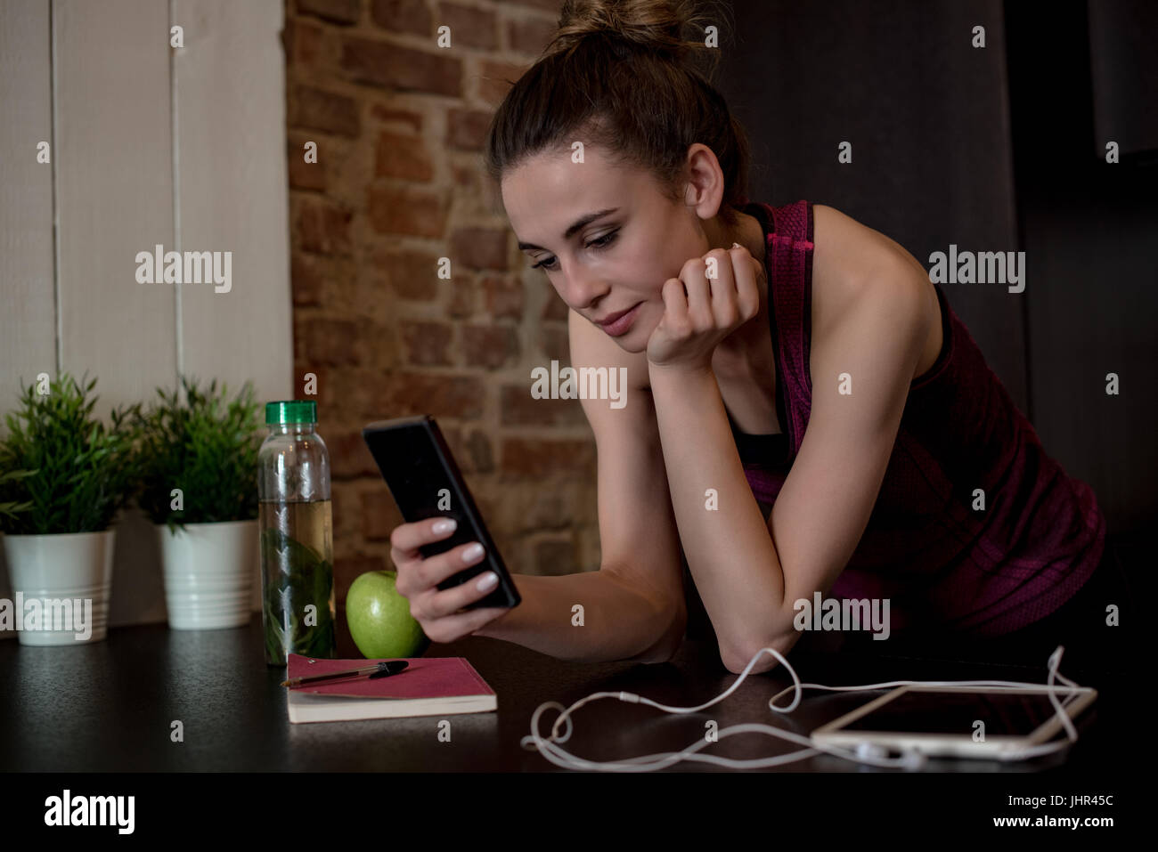 Apple earphones woman hi-res stock photography and images - Alamy