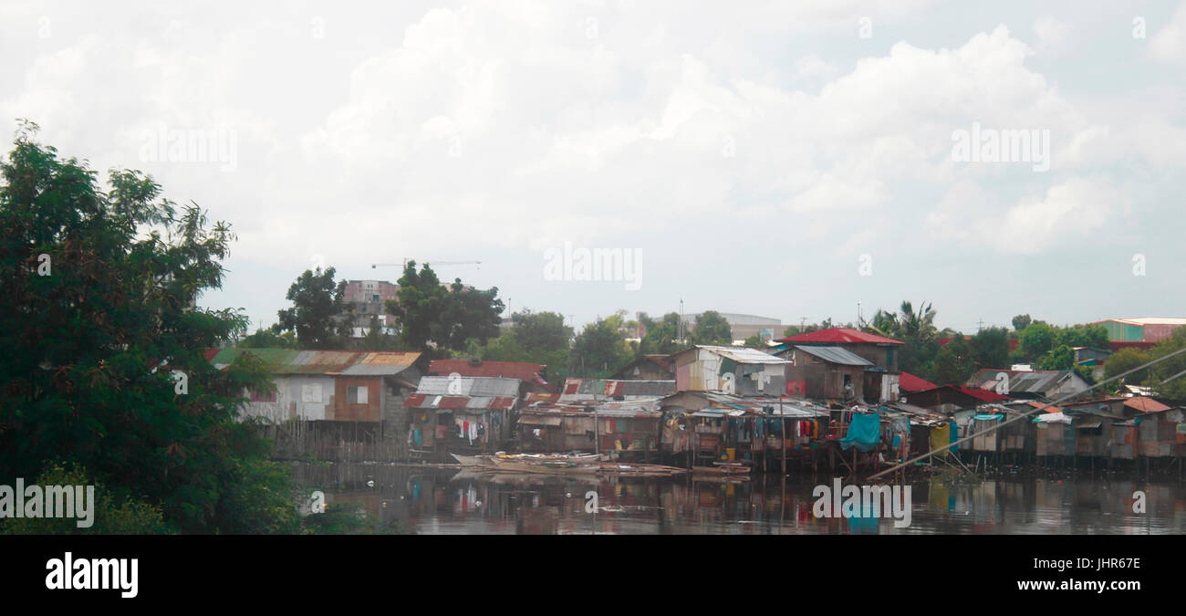 Squatter in Manila with murky river and full of garbage Stock Photo - Alamy