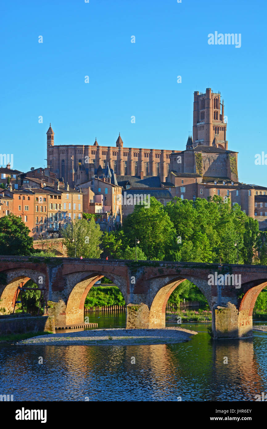 The Sainte Cecile Cathedrand the old bridge on Tarn river, Albi ...