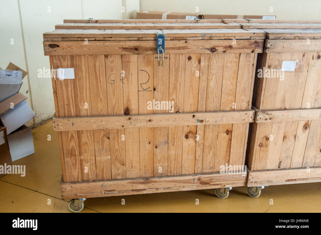 Large wooden box for transport Stock Photo - Alamy