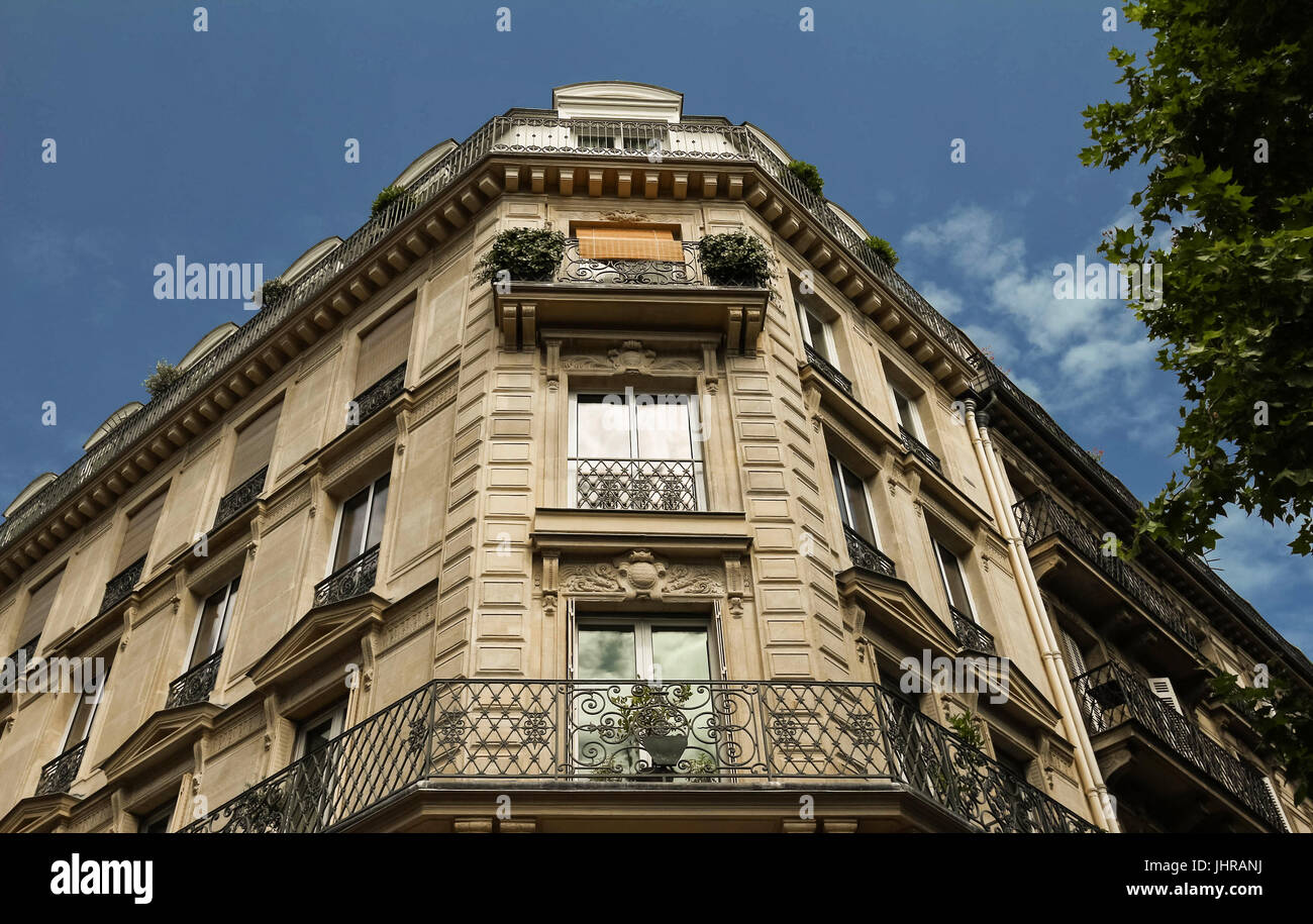 The facade of traditional Parisian building, France Stock Photo - Alamy