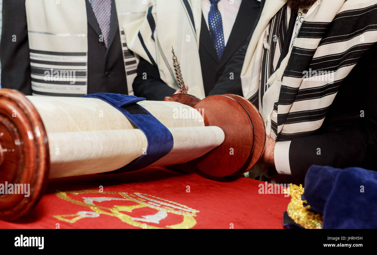 Jewish man dressed in ritual clothing Stock Photo - Alamy