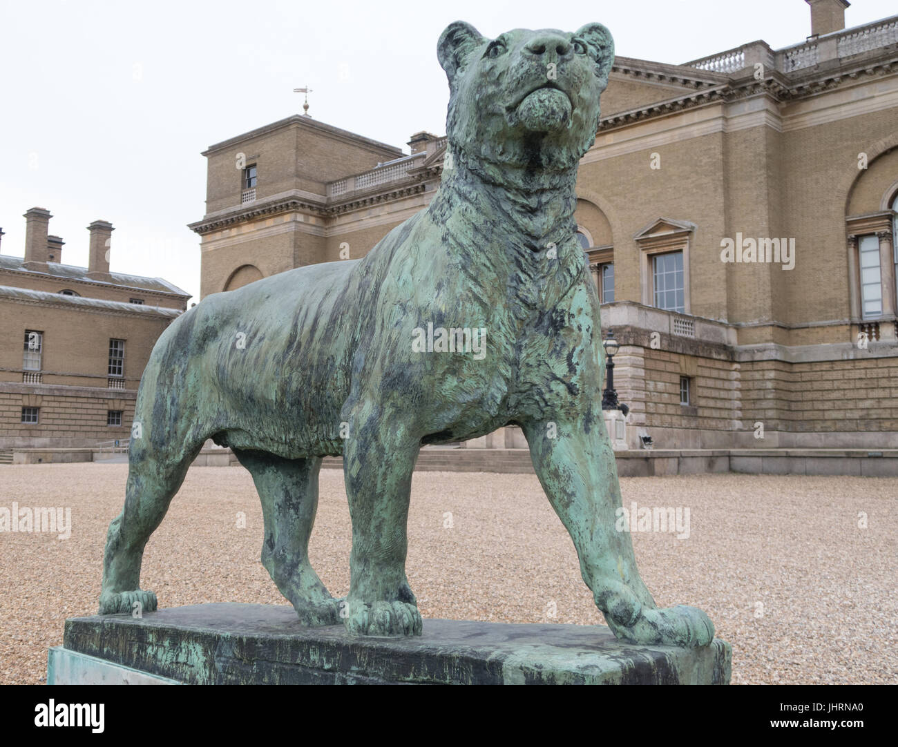 Lion and lioness sculpture hi-res stock photography and images - Alamy
