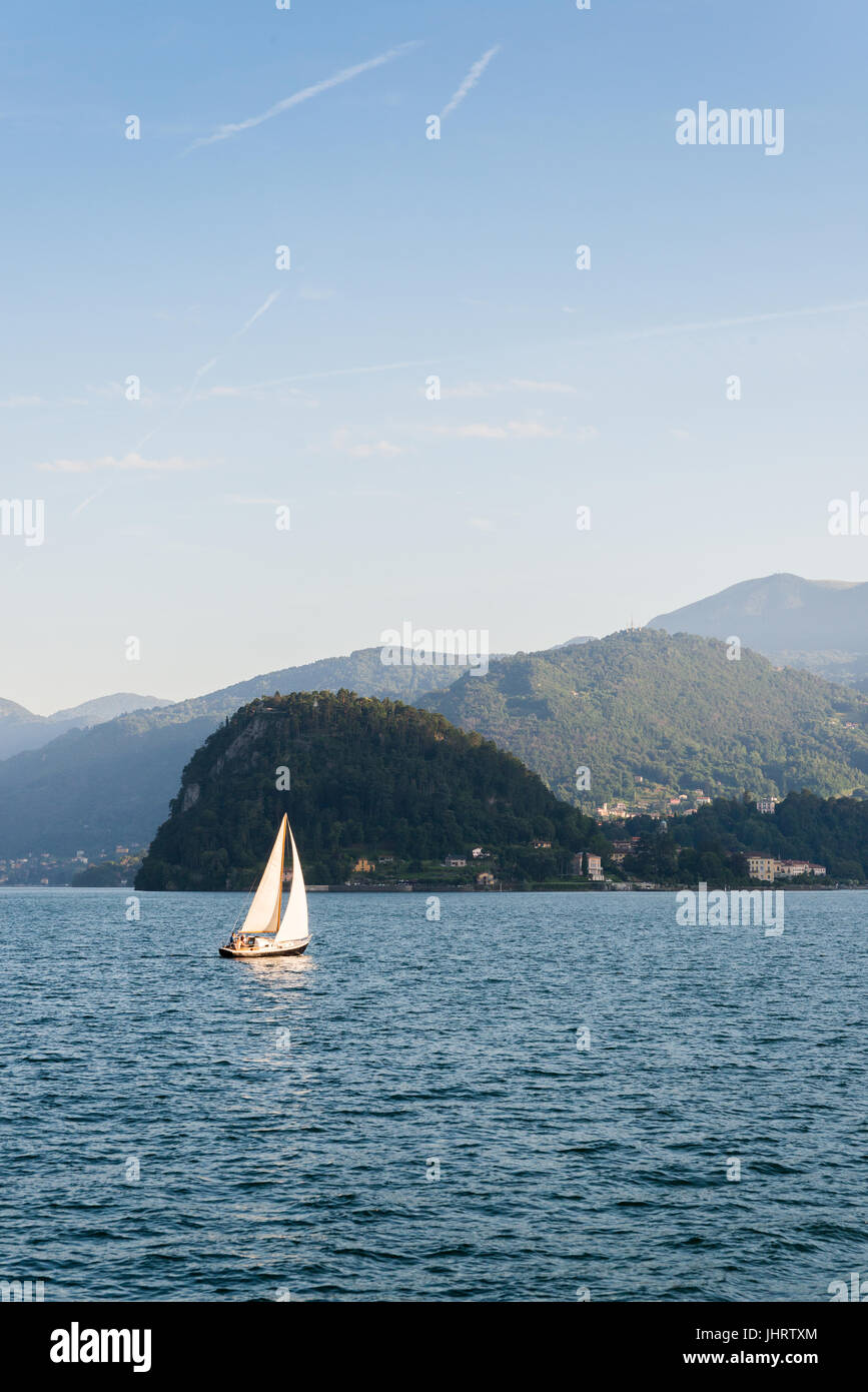 Yacht sails on Lake Como, Italy Stock Photo - Alamy