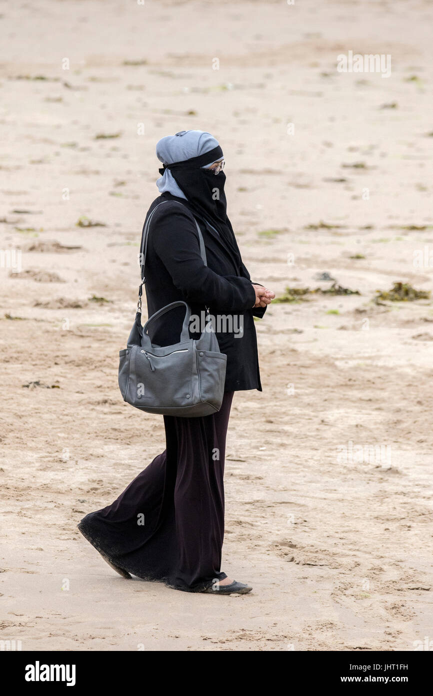 Muslim people wearing traditional Islamic clothing Stock Photo - Alamy