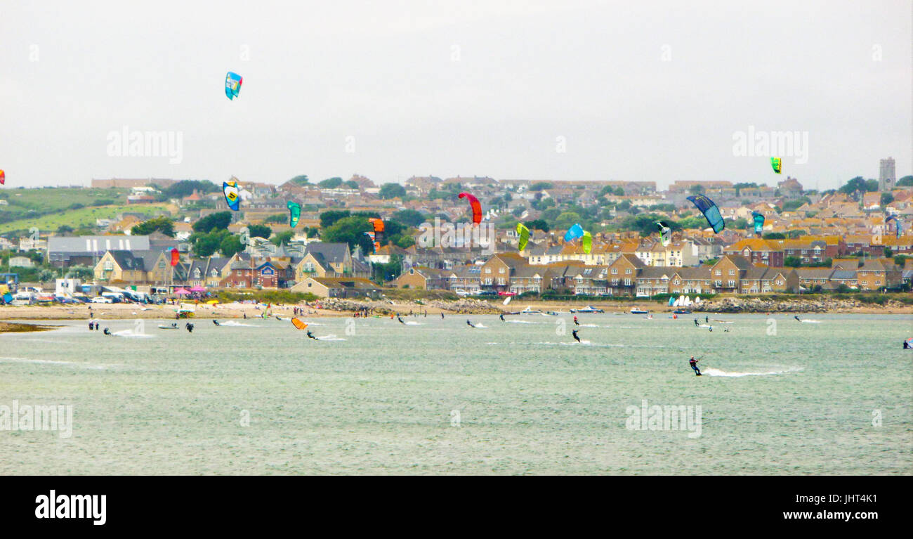 Portland, UK. 15th July, 2017. People enjoy windsurfing and kitesurfing ...