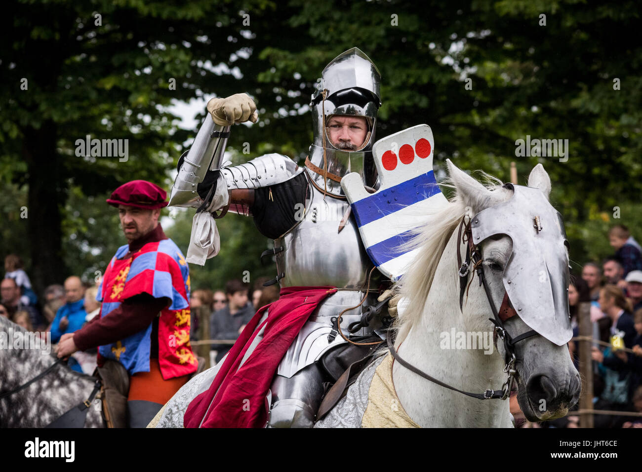 Tudor reenactment hampton court palace hi-res stock photography and ...