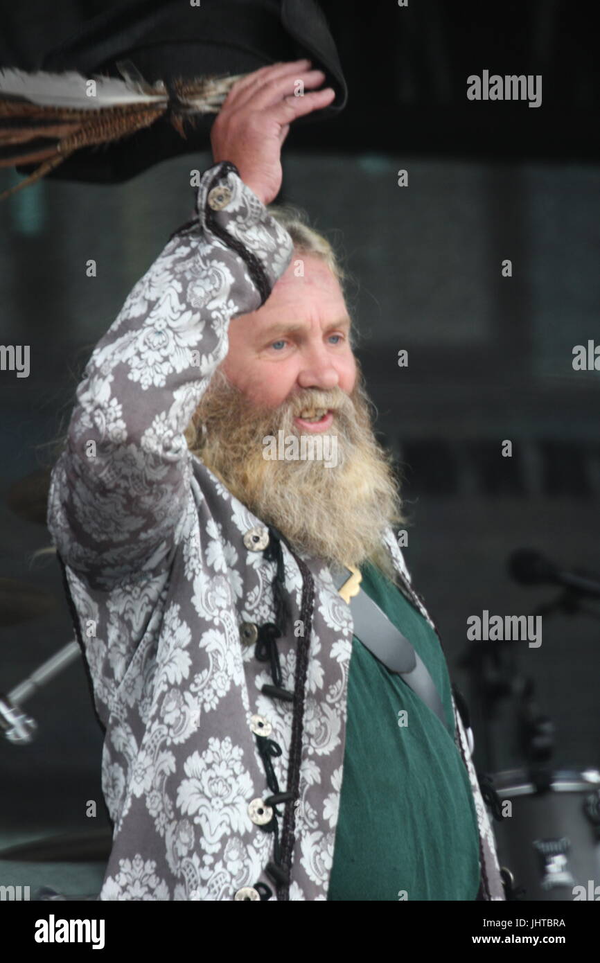 Hastings, UK. 16th July, 2017. A Pirate performer raises his hat. The ...