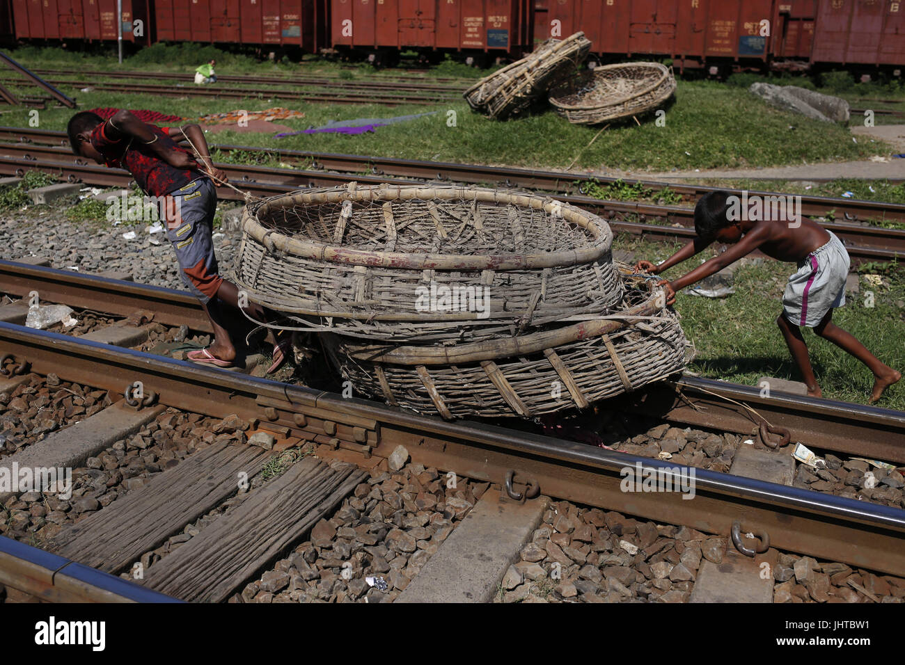 Dhaka, Bangladesh. 16th July, 2017. Two children are dawning bamboo ...