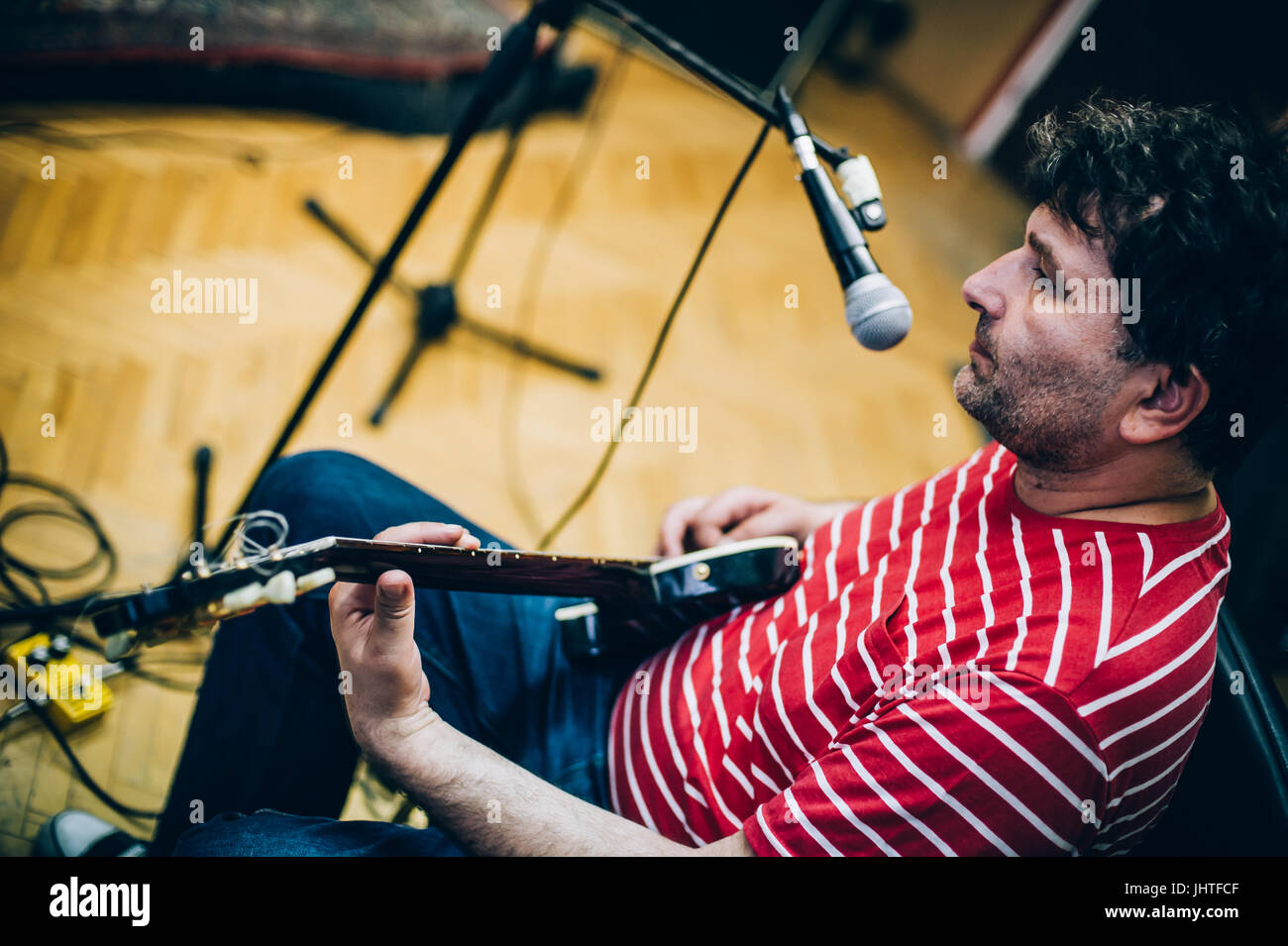 Behind scene male guitarist hi-res stock photography and images - Alamy