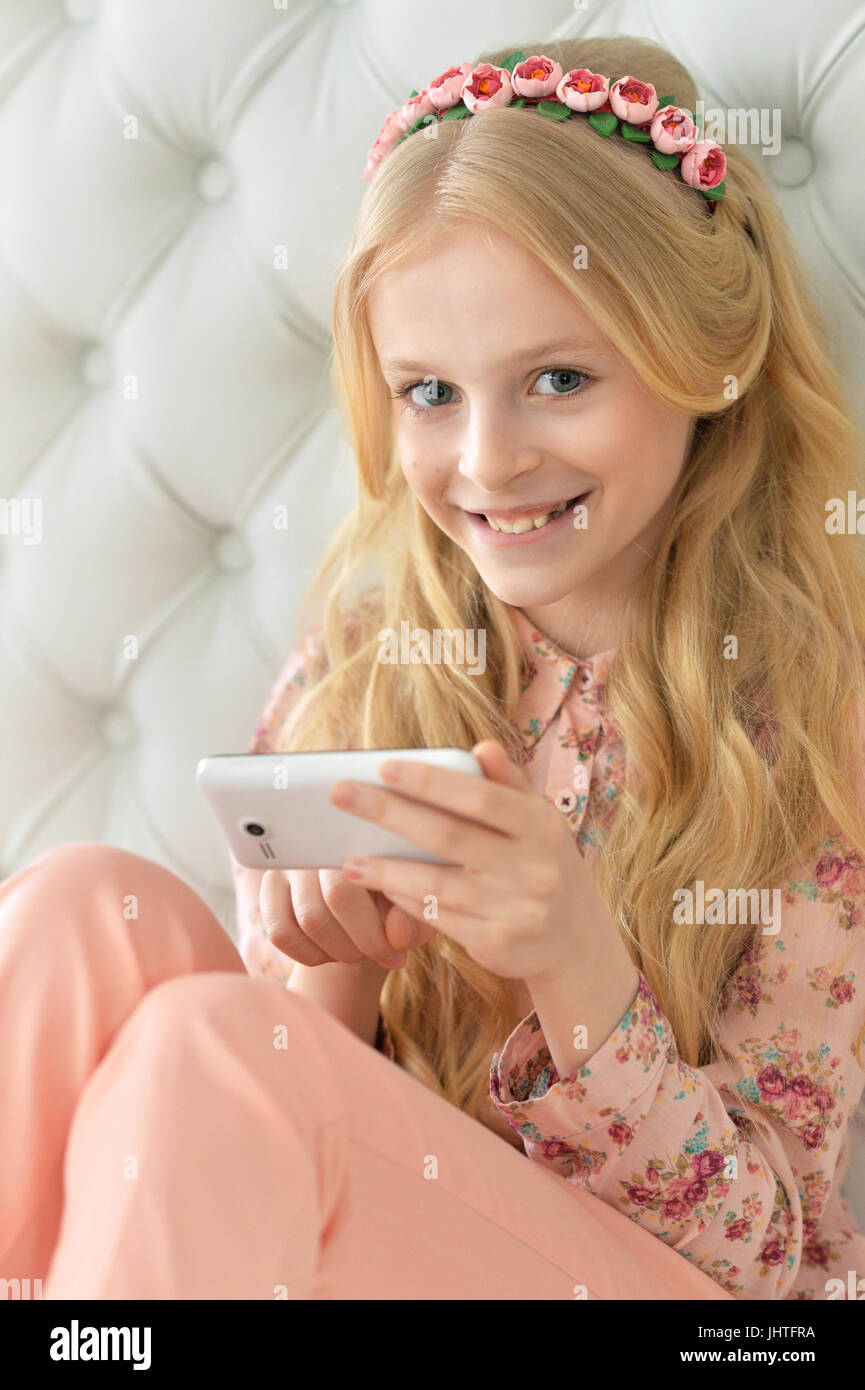 teen girl using smartphone Stock Photo - Alamy