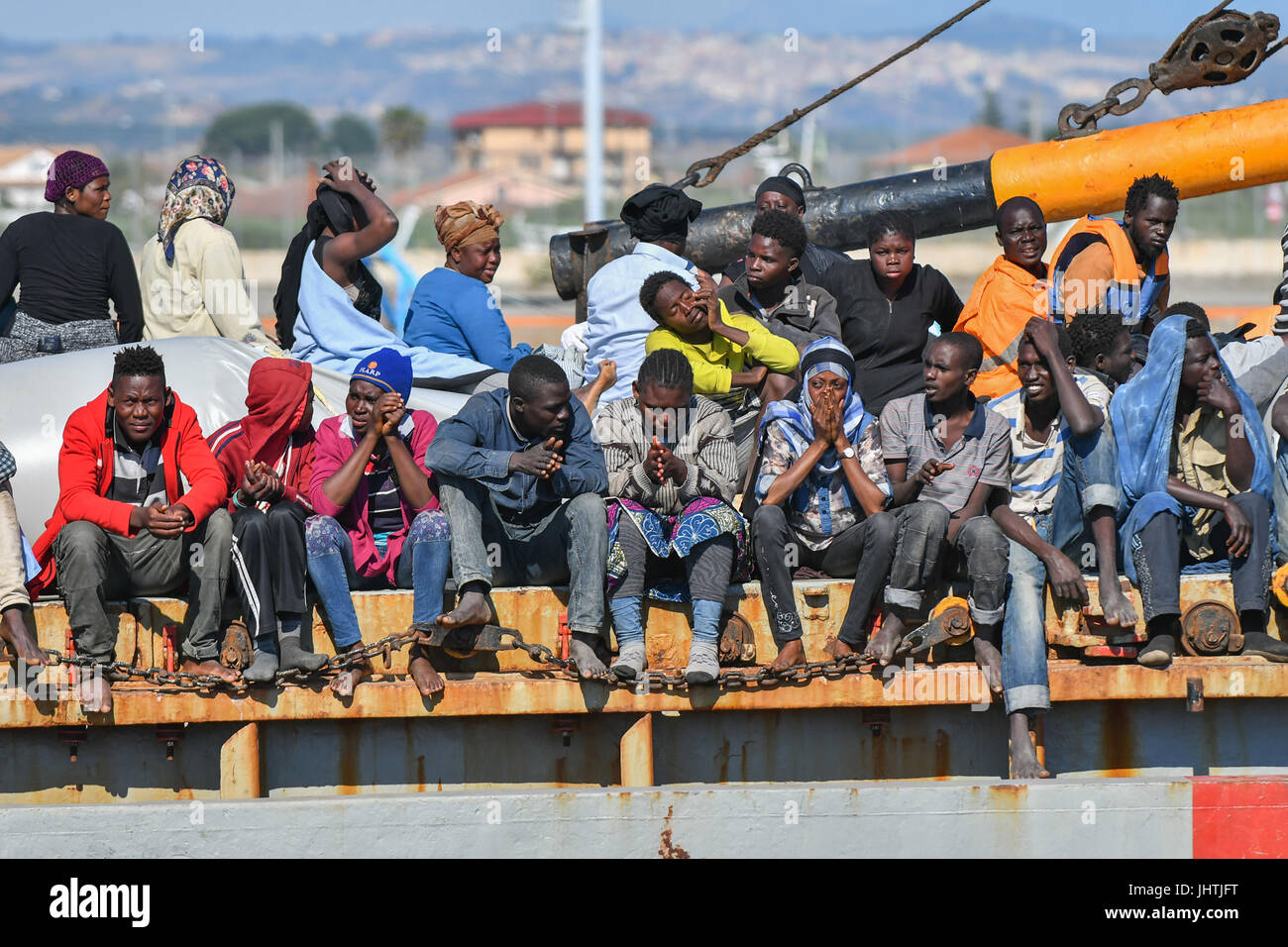 Turkish migrants landed Kaptan Hilmi III in emergency. Aboard more than ...