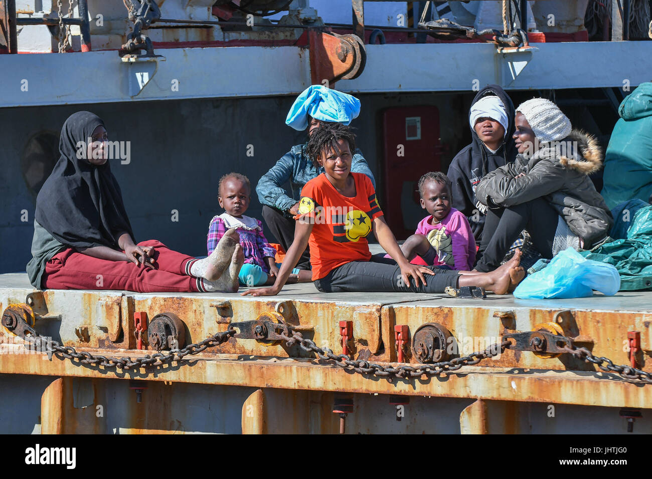 Turkish migrants landed Kaptan Hilmi III in emergency. Aboard more than ...