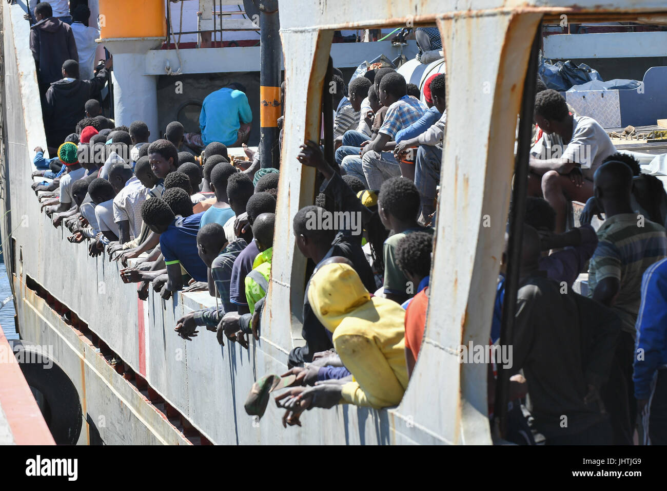 Turkish migrants landed Kaptan Hilmi III in emergency. Aboard more than ...