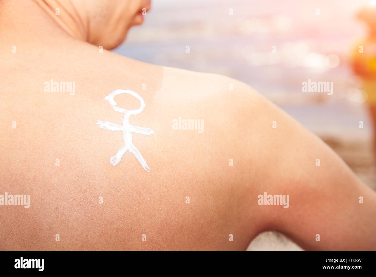 Man applying sunscreen on woman hi-res stock photography and images - Alamy