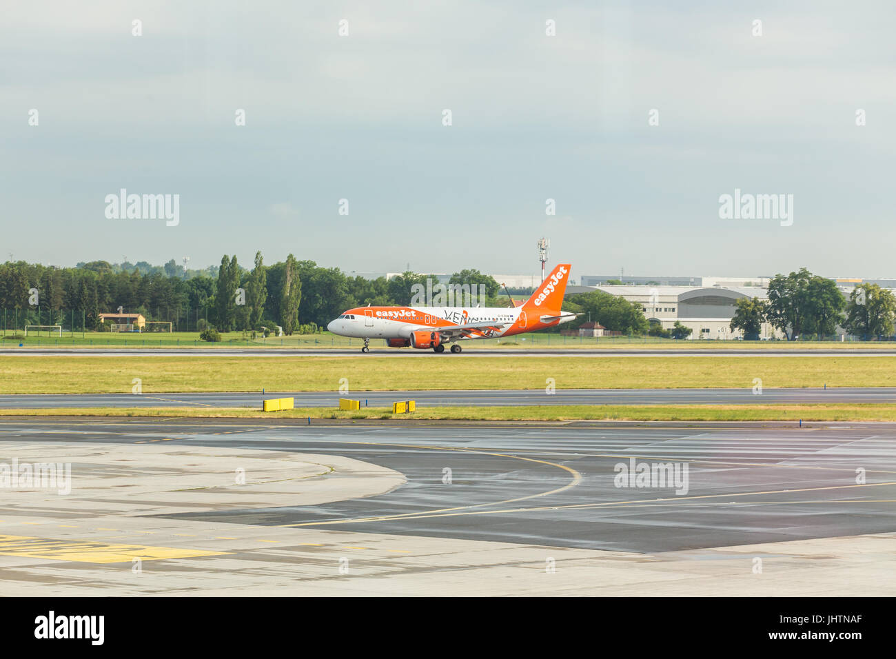 PRAGUE, CZECH REPUBLIC - JUNE 16, 2017: Airbus A320 EasyJet, landing in ...