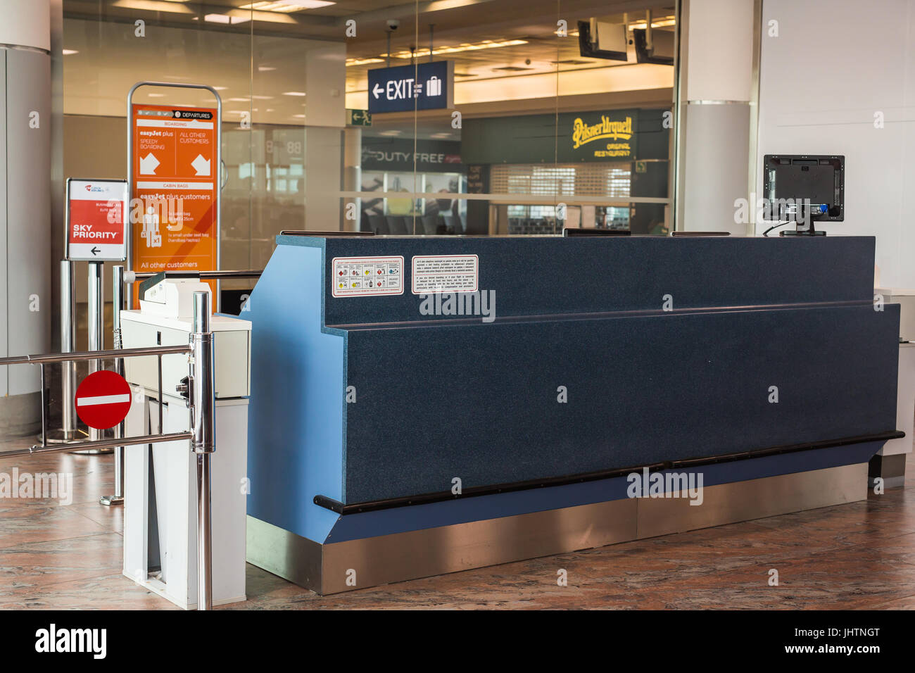 Airport boarding gate sign door hi-res stock photography and images - Alamy