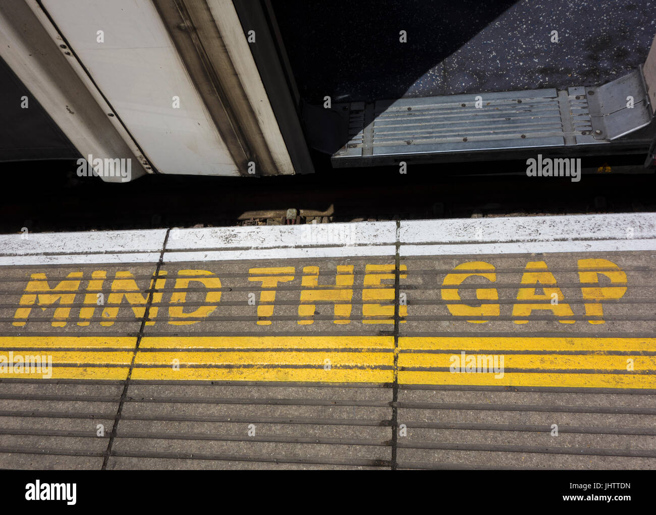 Mind the gap sign hi-res stock photography and images - Alamy