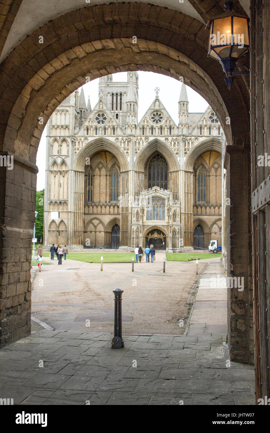 Archway leading the the main entrance to Peterborough Cathedral Stock ...