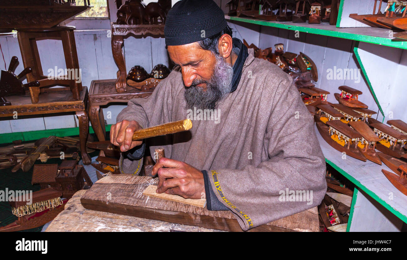 Kashmiri craftsmen carves a Shikara Stock Photo - Alamy