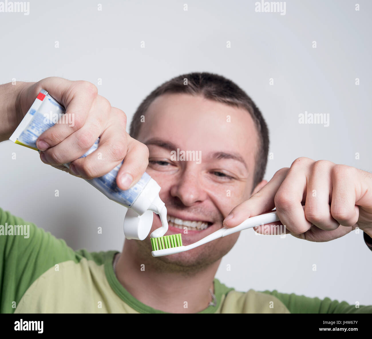 man cleans teeth Stock Photo - Alamy