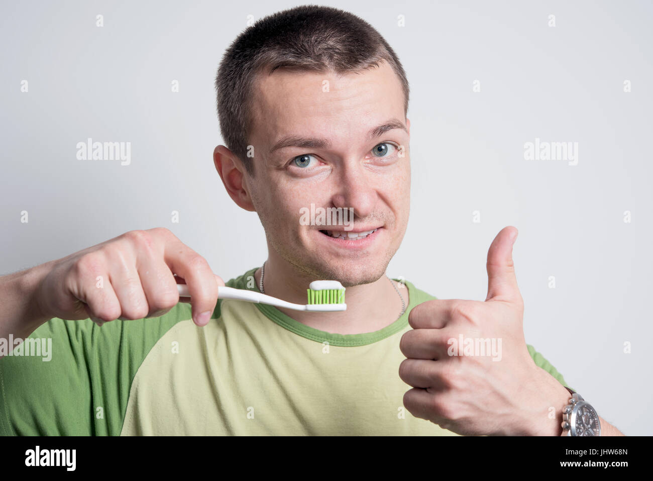 man cleans teeth Stock Photo - Alamy