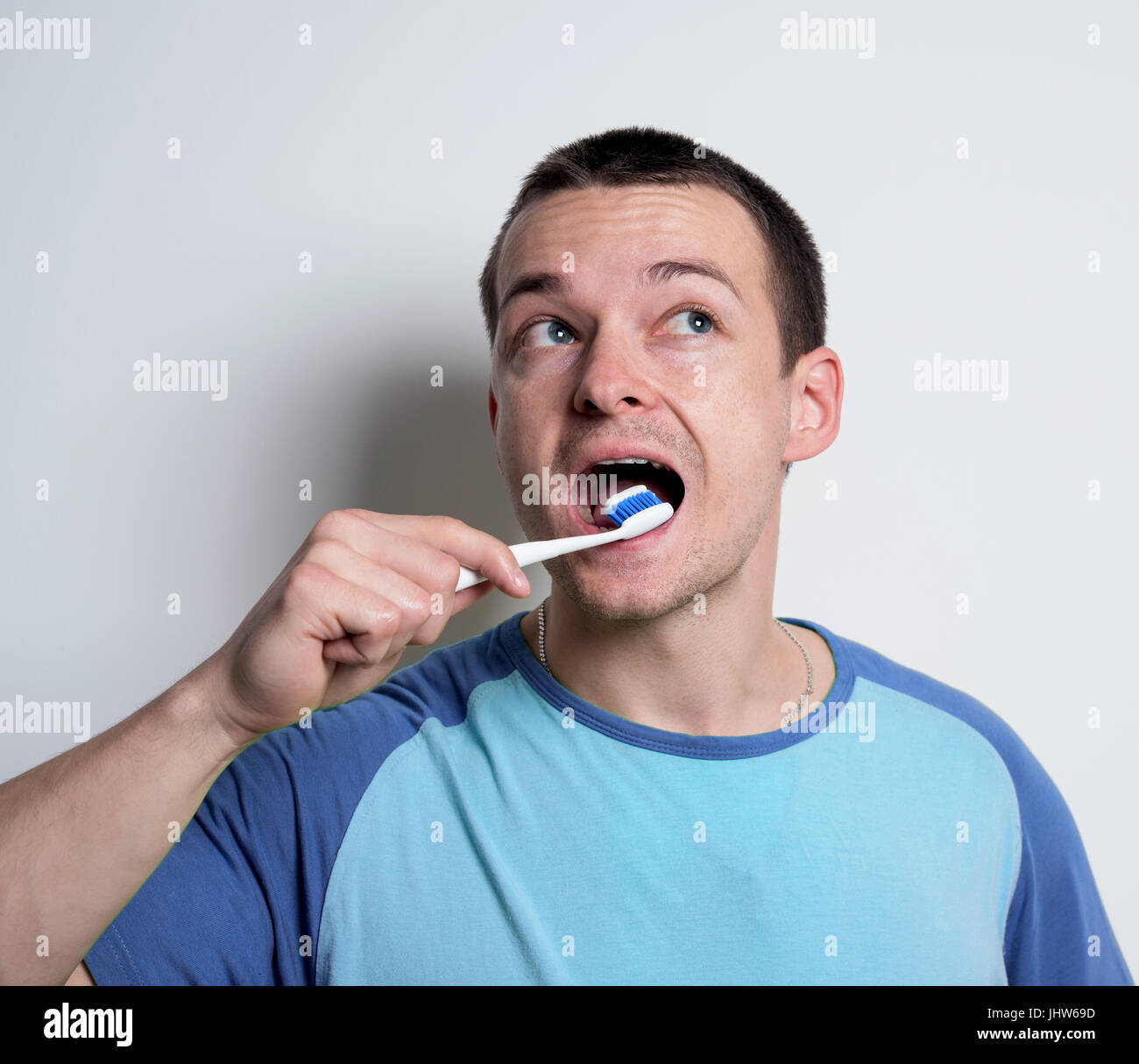 man cleans teeth Stock Photo - Alamy